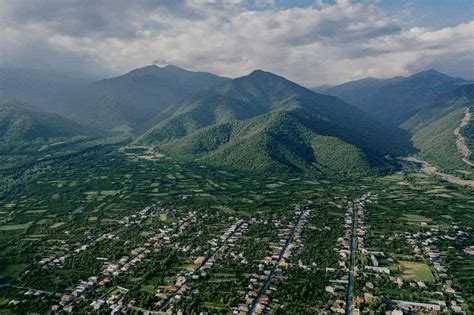 Wine ⛰️🇬🇪ახალსოფელი ისტორიული ძველი გავაზი მდებარეობს კავკასიონის მთების ძირში ერთ ერთი