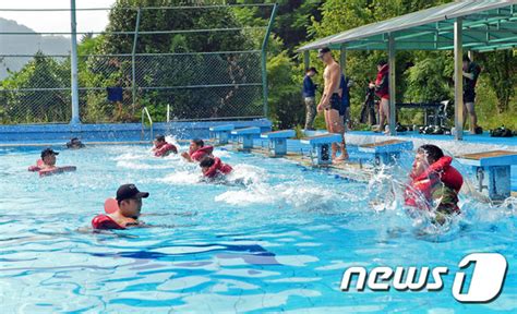 입수법 배우는 해군 특수전 캠프 참가자