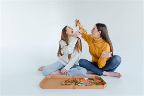 Duas Amigas Comendo Pizza Foto Premium