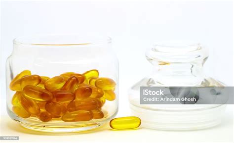대구 간 오일 오메가 3 비타민 E 젤 캡슐 유리 뚜껑이 있는 투명 유리 병에서에 고립 된 흰색 배경 0명에 대한 스톡 사진 및 기타 이미지 Istock