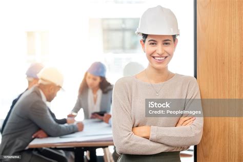 직장에서 한 사무실에서 팔을 들고 서 있는 젊은 사업가의 샷 20 24세에 대한 스톡 사진 및 기타 이미지 20 24세 30 34세 55 59세 Istock