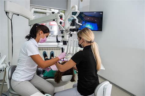 치아 미백 Uv 램프 동안 치과 진료소에서 소녀 환자의 초상화 3 명에 대한 스톡 사진 및 기타 이미지 3 명 Led 조명 건강 진단 Istock