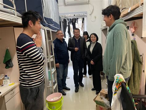 学院领导走访看望2023级新生宿舍 西南交通大学力学与航空航天学院