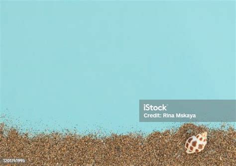 파란 배경에 바다 껍질과 모래 여름 시간 여름 휴가 휴가 개념입니다 인사말 또는 초대 장 플랫 레이 텍스트에 대한 복사 공간이있는 상단보기 스타일 0명에 대한 스톡 사진 및