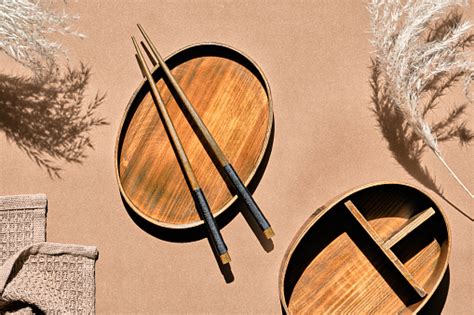 텍스트 포장 점심 갈색 종이 배경에 제로 폐기물 포장 도시락 세트 도시락 대나무 포크 숟가락을 후로시키 천으로 감쌌습니다 야생 팜파 잔디의 트렌디 한 그림자 위쪽 보기