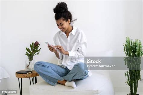 손에 스마트 폰을 들고있는 예쁜 아프리카 계 미국인 소녀 20 24세에 대한 스톡 사진 및 기타 이미지 20 24세