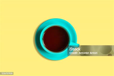 노란색 배경에 차와 블루 컵 향기로운 뜨거운 차 탑 뷰 미니멀리즘 0명에 대한 스톡 사진 및 기타 이미지 0명 개념 개념과 주제 Istock