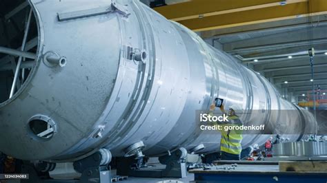 중공업 엔지니어는 증강 현실 디지털 태블릿을 사용하여 직경이 큰 파이프를 스캔합니다 석유 가스 및 연료 운송 파이프라인을