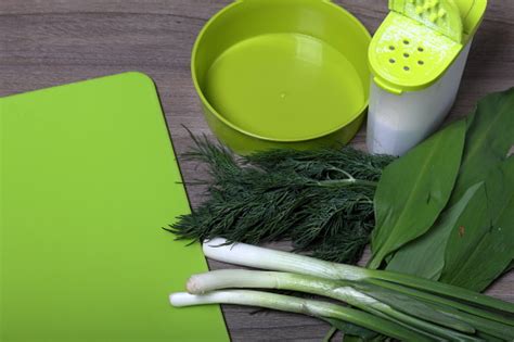 테이블 위에 신선한 채소 들이 깔끔하게 배치 되었습니다 향기로운 양파 딜 및 야생 마늘 샐러드 Saltcellar 및 커팅 보드에 대 한 컨테이너 근처 0명에 대한 스톡