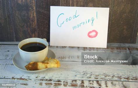 접시에 커피 한잔 갓 구운 팬케이크와 좋은 아침의 소원과 립스틱의 흔적 종이 조각 0명에 대한 스톡 사진 및 기타 이미지 0명 공란 금 금속 Istock