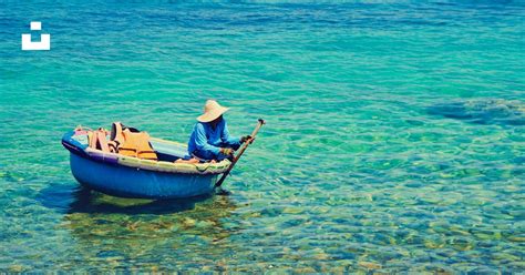 수역에 파란 보트를 타고 있는 사람 사진 Unsplash의 무료 배 이미지