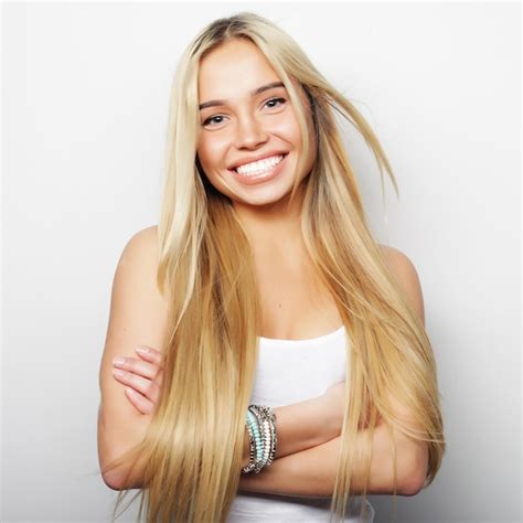 Joven Linda Chica Rubia Sonriente Sobre Fondo Blanco Foto Premium