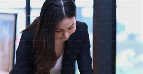 바쁜 사업가가 서서 사무실에서 디지털 태블릿으로 작업하고 있다 사진 Unsplash의 태국 이미지