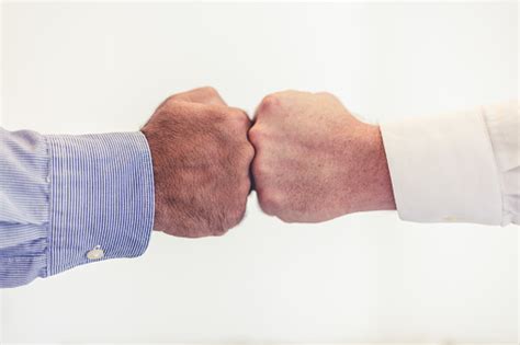 다양성 협업 및 신뢰 성공 및 비전을 가진 두 직원과의 목표 스타트업 사무실에서 다양성 성공 및 동기 부여를 보여주는 기업 전문 팀 감동 알아볼 수 없는 두 남자가 흰색에