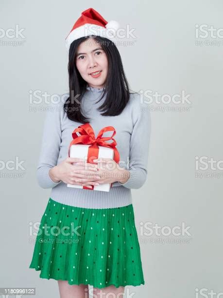 크리스마스 모자를 쓰고 흰색 배경에 고립 된 선물 상자를 들고있는 여성 12월에 대한 스톡 사진 및 기타 이미지 12월 겨울 계절 Istock