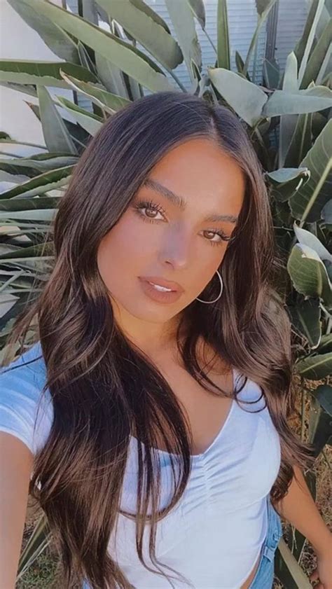 Download Gorgeous Tiktok Star Addison Rae Pfp Wallpaper