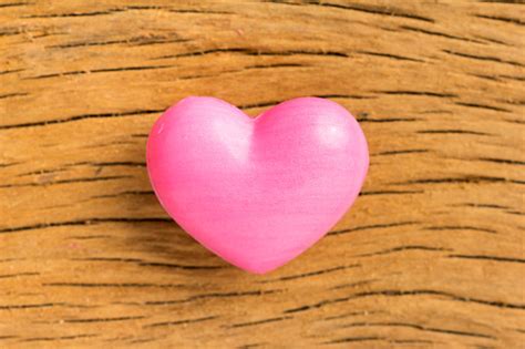 나무 테이블 위에 레드 심장 모양입니다 배경에 대 한 발렌타인 데이의 낭만적인 상징의 오버 헤드를 사용 합니다 사랑 로맨스 그리고 열정의 개념입니다 Dia Dos