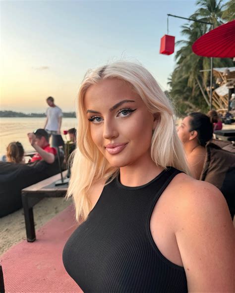 Elsa Thora A Influencer Que Quer Entrar Para O Guiness Ao Ter Relações