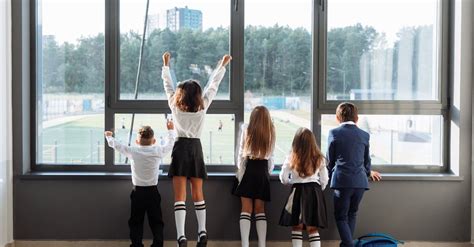교복 뒷모습 밖을보고 서 있는 소녀 소년 아이 유리창 전체 사진 학교 학생에 관한 무료 스톡 사진