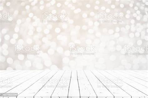 흐림 배경 위에 위에 관점 빈 흰색 나무 테이블을 사용할 수 있습니다 모의 몽타주 제품에 대 한 표시 또는 레이아웃 디자인 0명에 대한 스톡 사진 및 기타 이미지 Istock