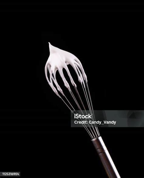 휘저어 진된 달걀 흰 자 위 검은 배경에 고립 된 휘 하 젓 금속 다 클리핑 경로입니다 강철에 대한 스톡 사진 및 기타 이미지