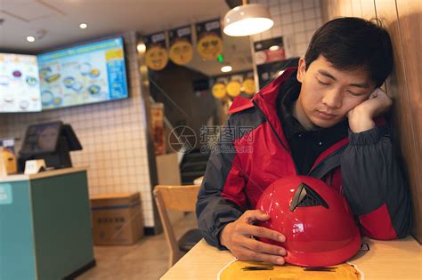 外卖员在餐厅内休息高清图片下载 正版图片 摄图网