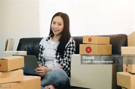 고객 비즈니스 소유자는 선박에 대 한 많은 골 판지와 함께 사무실을 집에서 일에서 새로운 순서 후 행복 한 젊은 여자 온라인 쇼핑 중소 기업 또는 프리랜서 작업 개념 고객에