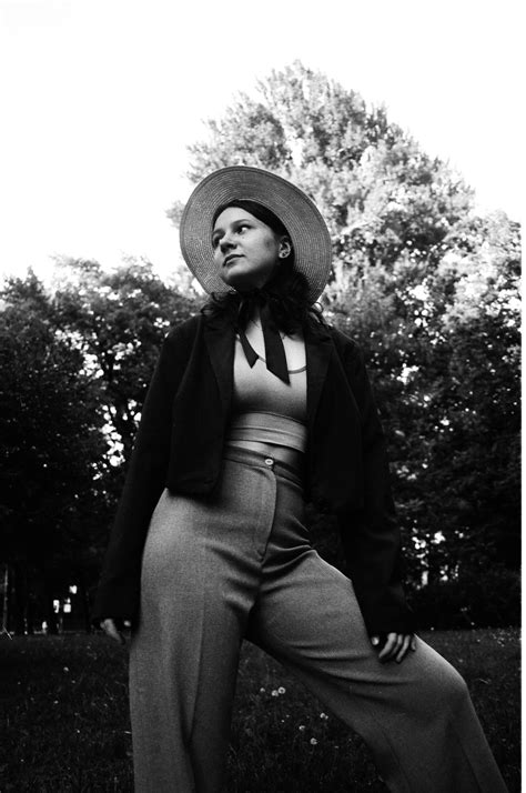 그레이 스케일 사진 그레이스케일 낭만적인 매력적인 복고풍 스타일 블랙 블레이저 블랙 앤 화이트 소녀 젊은 여성 챙이 넓은 모자 포즈에 관한 무료 스톡 사진