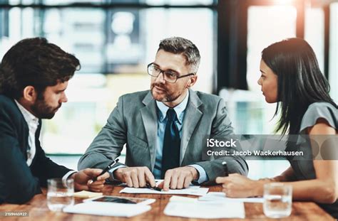 사무실 회의 및 비즈니스 담당자가 재무 검토 아이디어 및 피드백을 위해 논의 중인 문서를 가지고 있습니다 직원 팀워크 및 회계사가 감사 보고서 예산 및 솔루션에 대한 대화를