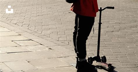 도시 거리에서 스쿠터를 타고 있는 사람 사진 Unsplash의 무료 영국 이미지