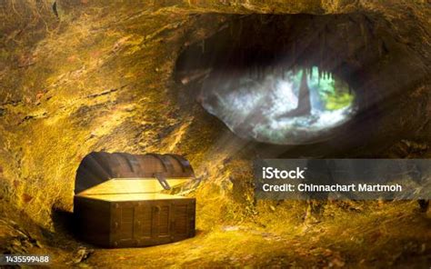 나무와 강철로 만든 보물 상자 휴대용 복고풍 스타일 동굴에 숨겨진 보물 또는 금화 해적 보물 테마 나무 상자에는 숨겨진 것을 전달하는 빛을 방출하는 신 광선이있었습니다 3d