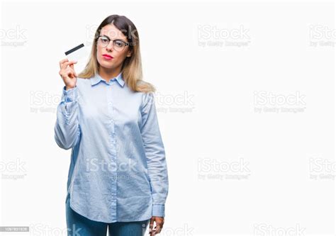 스마트 얼굴 심각한 생각에 자신감이 식으로 고립 된 배경 위에 신용 카드를 들고 젊은 아름 다운 비즈니스 여자 갈색 머리에 대한 스톡 사진 및 기타 이미지 Istock