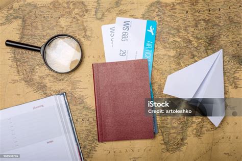 세계 지도 배경에 Topview 여권 및 종이 비행기와 항공 티켓 항공 여행 및 휴일의 개념 개념에 대한 스톡 사진 및 기타 이미지 Istock