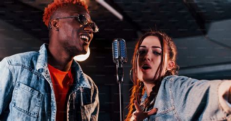 두 명의 다민족 친구가 스튜디오에서 함께 보컬 연습을합니다 사진 Unsplash의 우크라이나 이미지