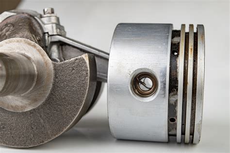 소형 연소 엔진의 피스톤 및 커넥팅 로드 고 출력 발생기를 장착 하는 데 필요한 구성 요소 밝은 배경입니다 강철에 대한 스톡