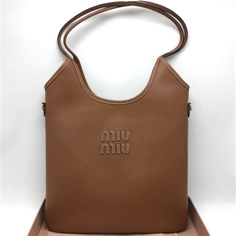 Купить Кожаная сумка тоут Miu Miu Ivy с логотипом по цене от 12 800 р