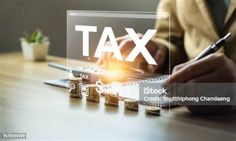 세금 공제 계획 개념입니다 사업 잔액을 계산하는 사업가는 세금 감면을 준비합니다 Vat 소득세 및 재산세와 같은 개인 및 법인이 지불하는 세금 가격에 대한 스톡 사진 및