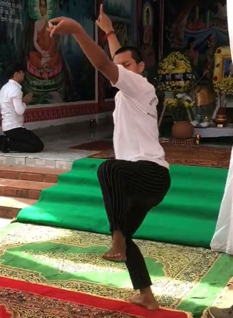 ព្រឺសម្បុរខ្ញាកៗ វិញ្ញាណរបស់លោកគ្រូល្ខោនខោល ទិត សែន ចូលសណ្ឋិតលើចៅប្រុសក្នុងពិធីបុណ្យសព