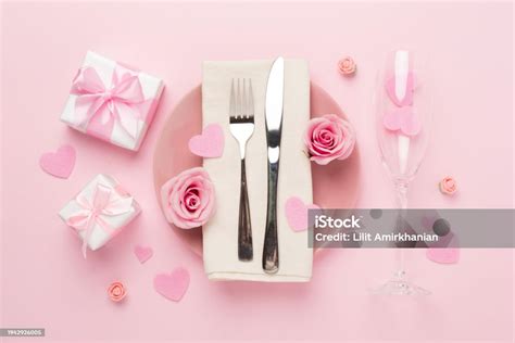 컬러 배경에 발렌타인 데이를 위한 축제 테이블 설정 평면도 2월에 대한 스톡 사진 및 기타 이미지 2월 개념 개체 그룹 Istock
