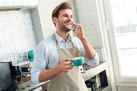 카페에서 일하는 젊은 성인 바리스타 커피 한 잔 들고 스마트폰으로 이야기 기계류에 대한 스톡 사진 및 기타 이미지 기계류 남성 남자 Istock