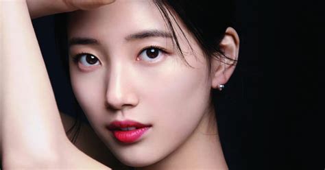 수지 싱글즈 화보 무결점 피부 뽐내