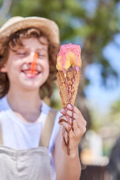 Menino Alegre Comendo Sorvete Com Pau Foto Premium