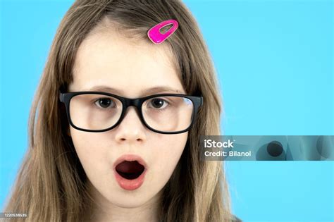 파란색 배경에 고립 된 안경을 쓰고 놀란 어린 소녀의 초상화 가리기에 대한 스톡 사진 및 기타 이미지 가리기 감정 감탄 Istock