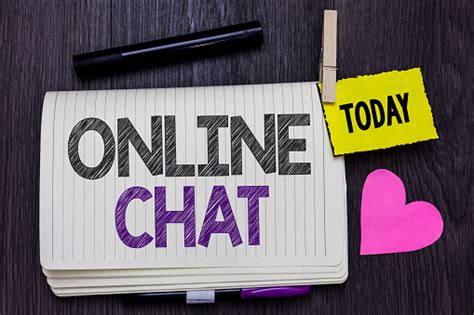 온라인 채팅을 보여주는 텍스트 기호 통해 인터넷과 Pc 전화 오픈 노트북 옷 핀 알림 마커 마음 나무 배경 들고 친구 또는 누군가가 이야기 하는 개념적 사진 Brand