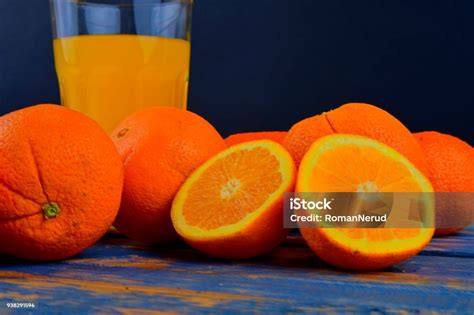 귤 오렌지 오렌지 주스와 푸른 나무 배경에 수동 감귤 류 Squezeer의 유리 오렌지는 반으로 잘라 클로즈업 가정 생활에 대한 스톡 사진 및 기타 이미지 Istock