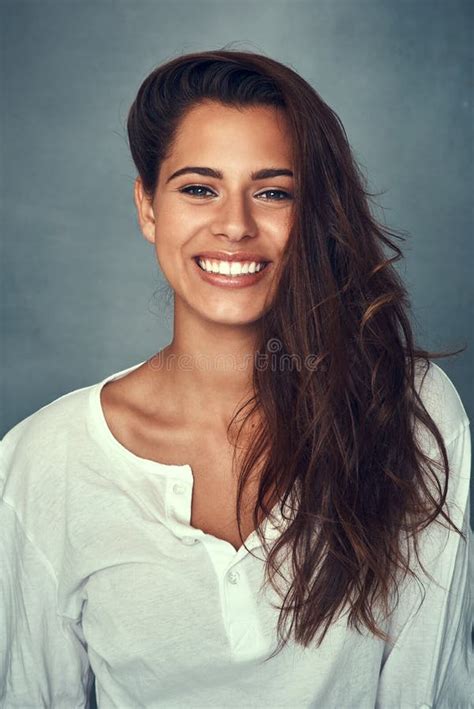 La Belleza Comienza Por Dentro Retrato De Una Bella Joven Sonriendo En