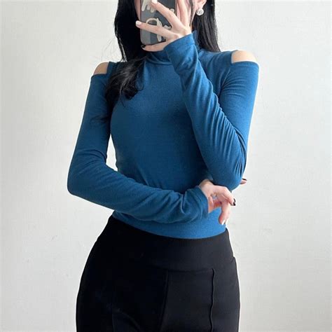 여자 하이넥 어깨트임 롱슬리브 슬림스판 겨울파티룩 티셔츠