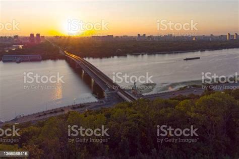 지하철 다리와 드니프로 강 우크라이나 키예프 도시 공중 보기 0명에 대한 스톡 사진 및 기타 이미지 0명 강 건축 Istock