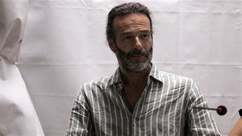 Θανάσης Ευθυμιάδης Γιόρτασε τα γενέθλιά του με τους γλάρους και τα περιστέρια Video