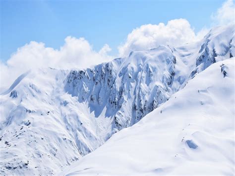 Увс нуурын хотгор Монгол Алтайн уулархаг нутгаар цас орно